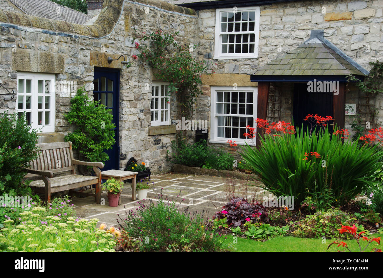 Wooden bench cottage garden hi-res stock photography and images - Alamy