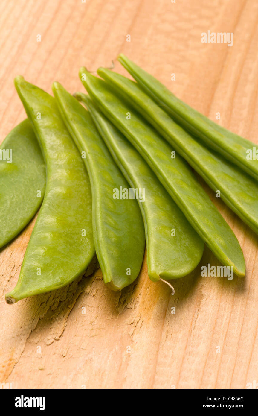 Group of podded snow peas Stock Photo - Alamy