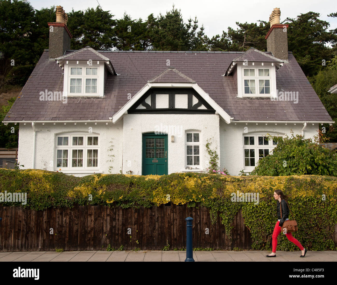 Small house uk hi-res stock photography and images - Alamy