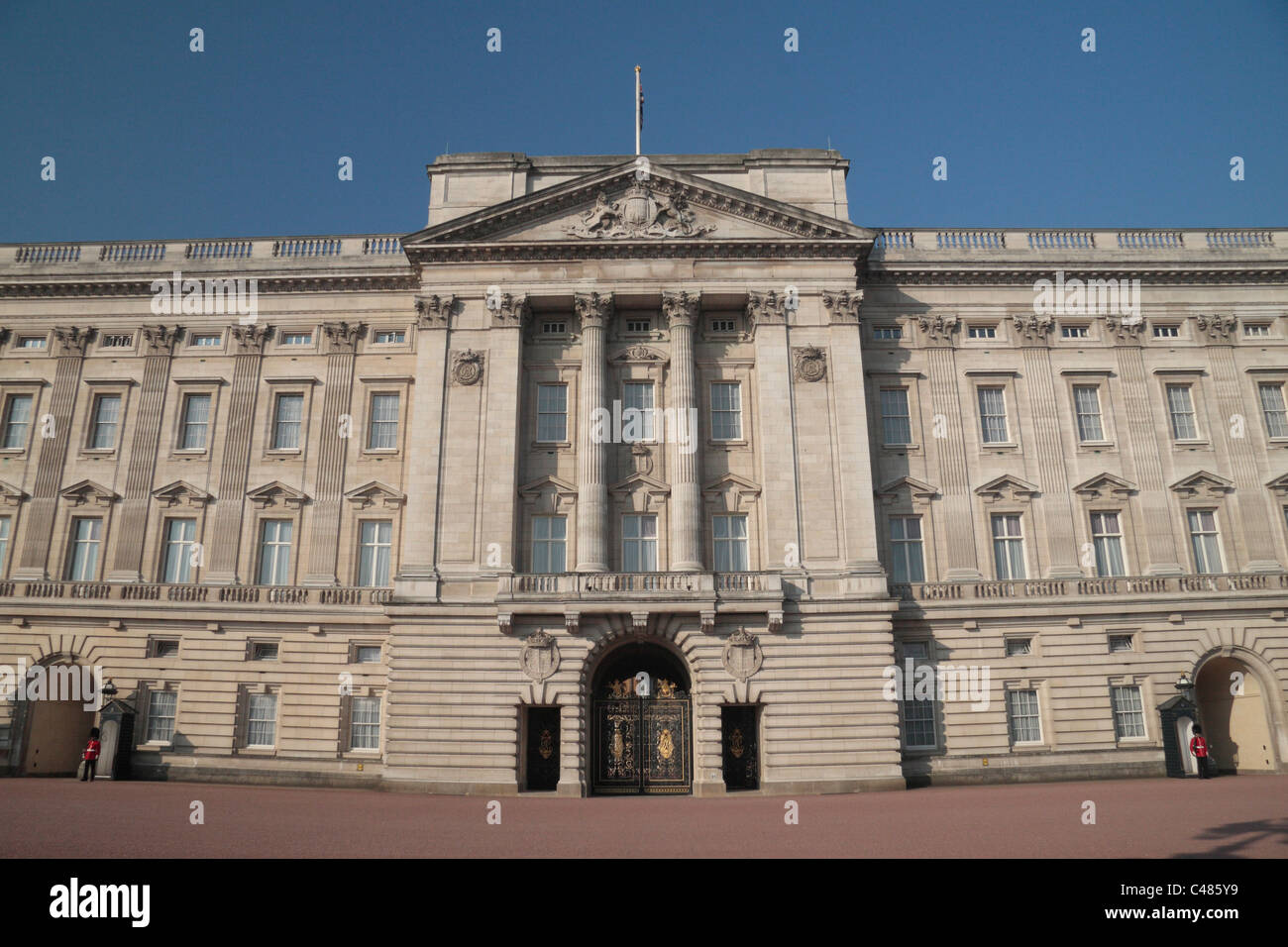 Early morning view of the front facade of Buckingham Palace, London, UK Stock Photo - Alamy