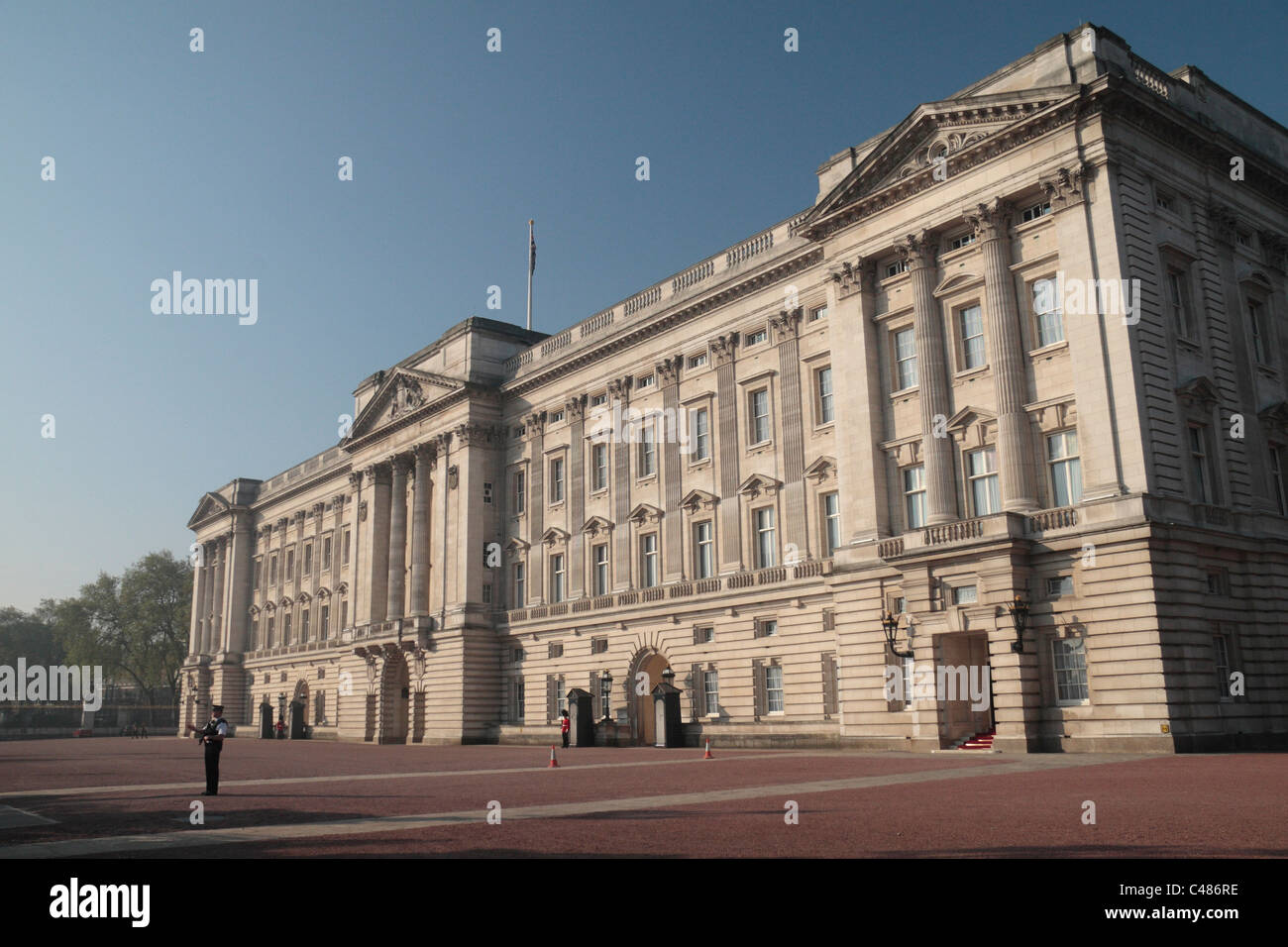 Early morning view of the front facade of Buckingham Palace, London, UK ...