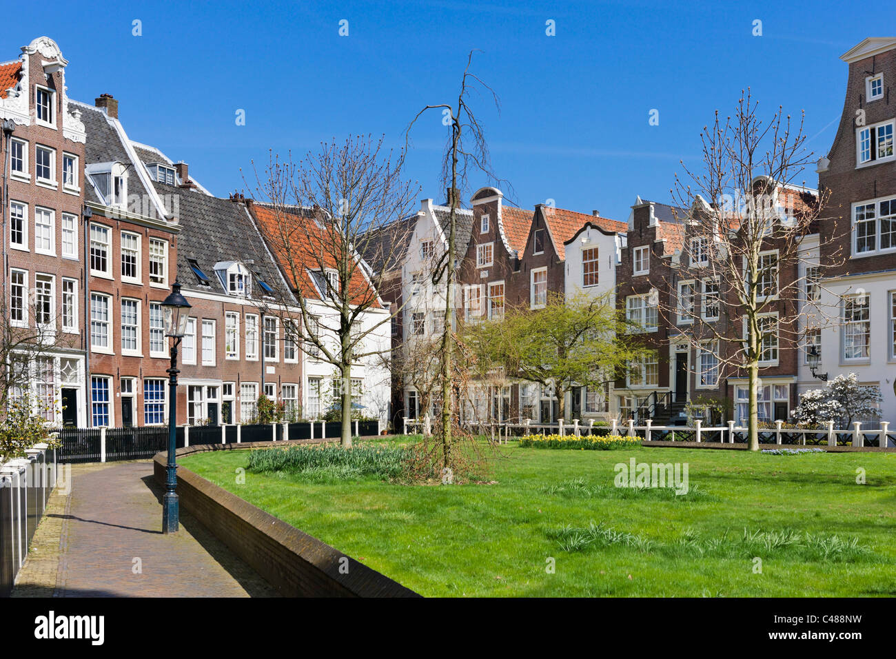 Historic houses in the Begijnhof, Amsterdam, Netherlands Stock Photo ...
