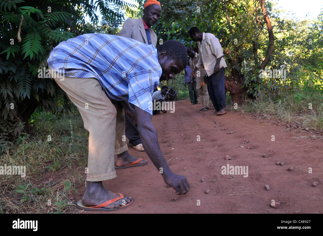 Men playing traditional Bao game in Malawi Stock Photo - Alamy