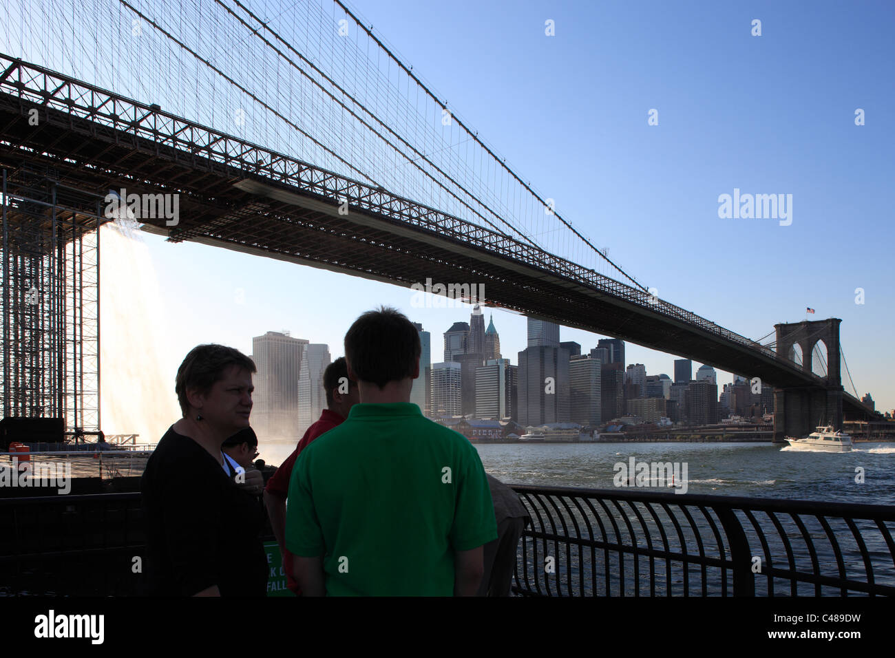 Young people at the Brooklyn Bridge, New York City, USA Stock Photo - Alamy
