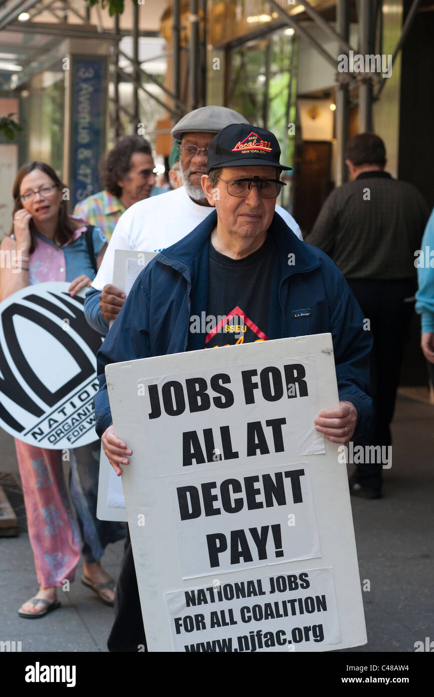 Protest in New York to call for the creation of jobs by the government ...