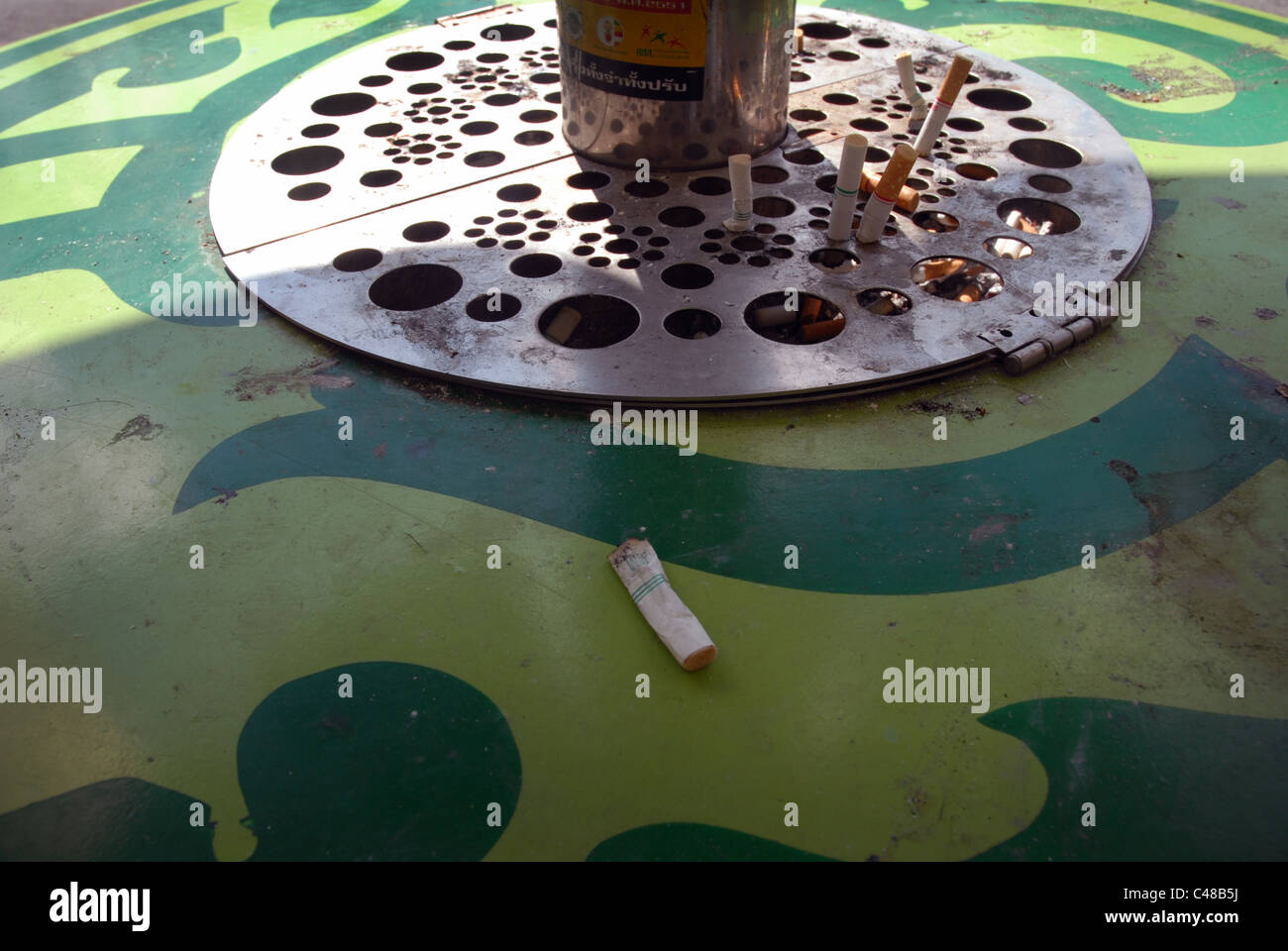 Ash tray full of cigarette butts Bangkok, Thailand Stock Photo - Alamy