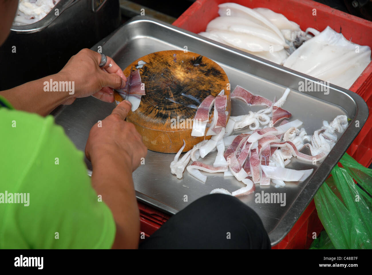 Fishmonger preparing crabs, Chinatown, Bangkok, Thailand Stock Photo ...