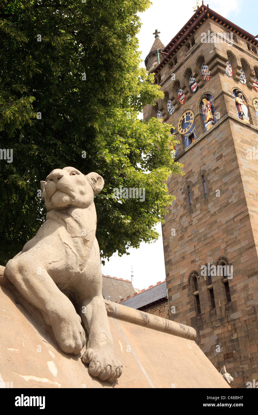 Lion gargoyle hi-res stock photography and images - Alamy