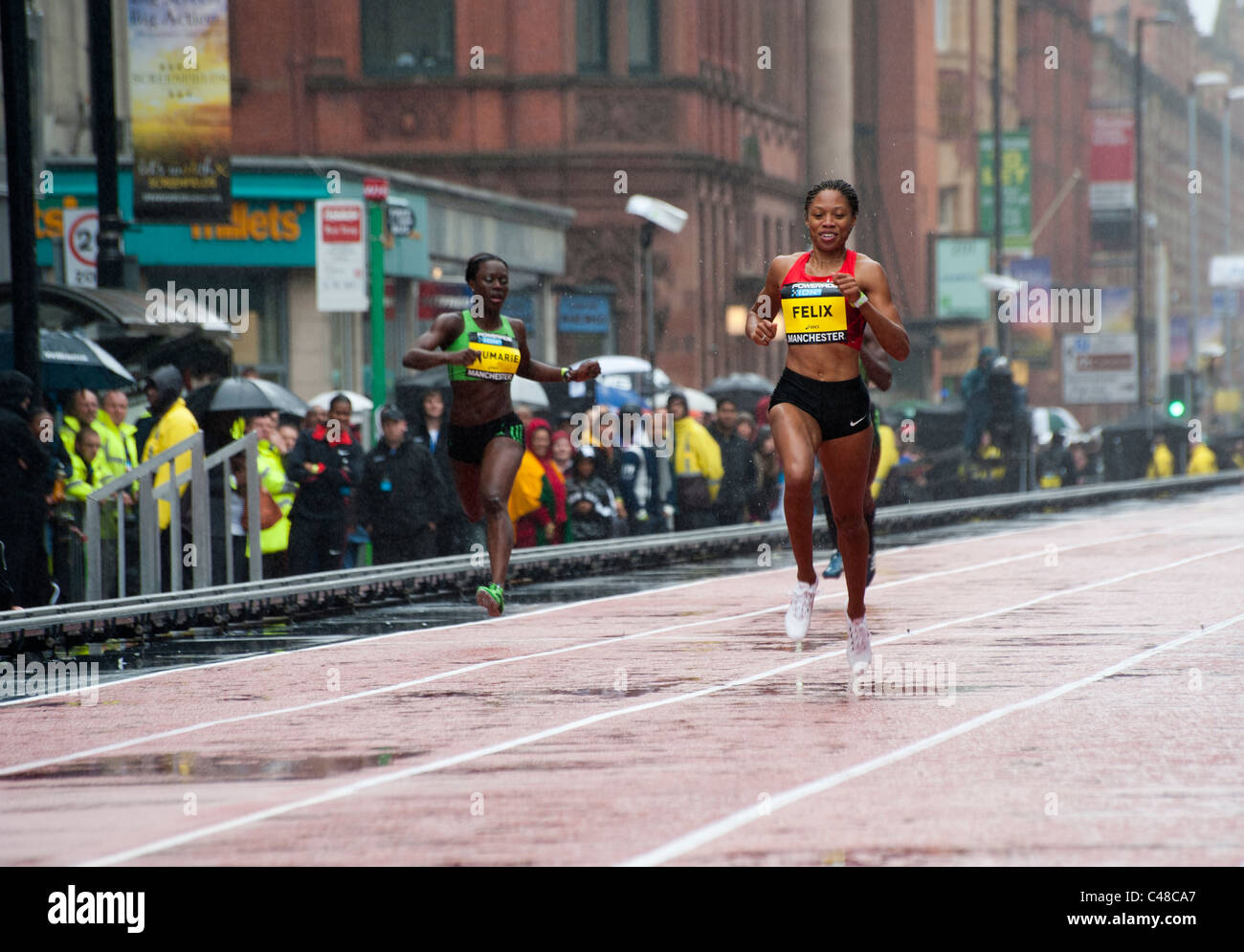Athletes running on running track hi-res stock photography and images ...