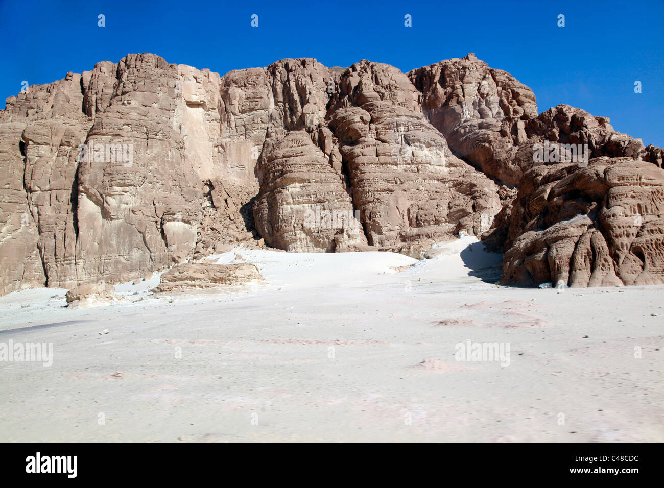 Mountains and sand in the Sinai Desert, South Sinai Peninsula, Egypt ...