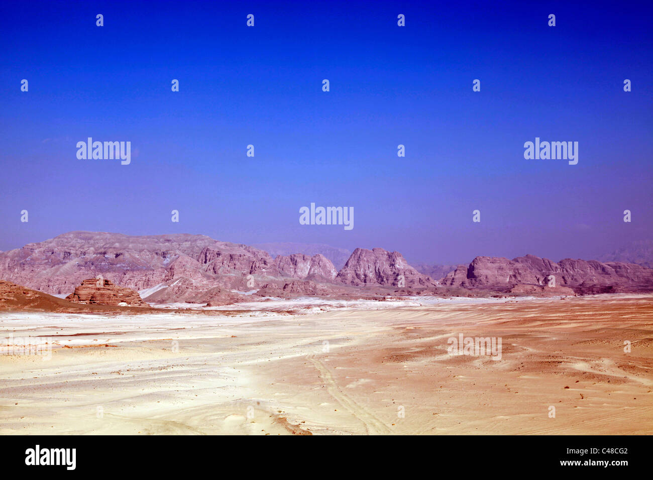 Mountains and sand in the Sinai Desert, South Sinai Peninsula, Egypt ...