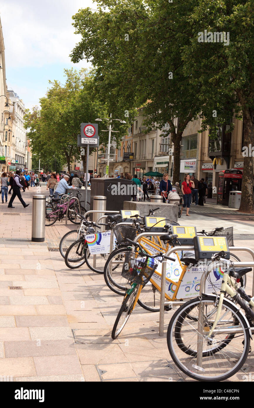 Cardiff street scene hi-res stock photography and images - Alamy