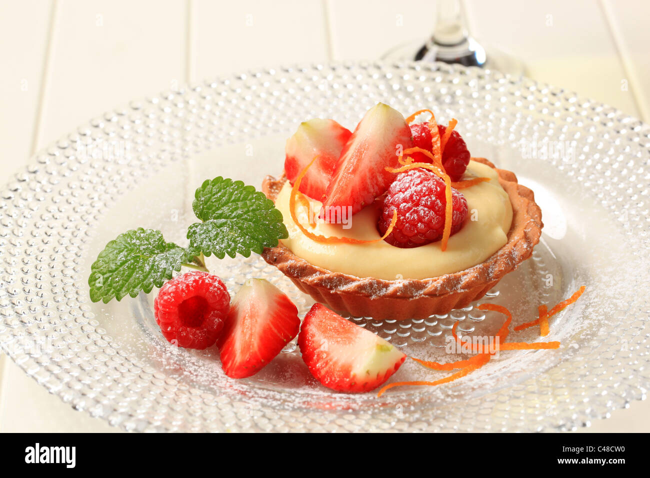 Dessert - Small custard tart with fresh fruit Stock Photo - Alamy