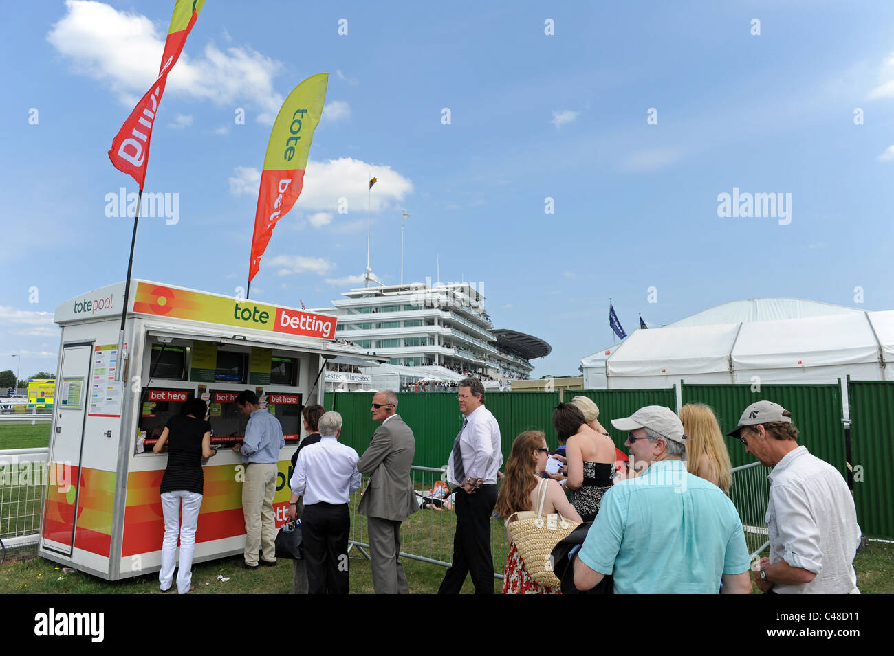 Bookmaker racecourse hi-res stock photography and images - Alamy