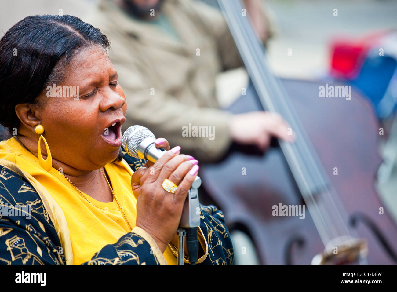 Black jazz singer hi-res stock photography and images - Alamy