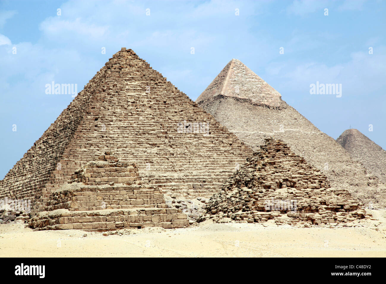 The pyramid of Menkaure (Mycerinus), Khafre (Chephren) and Great ...