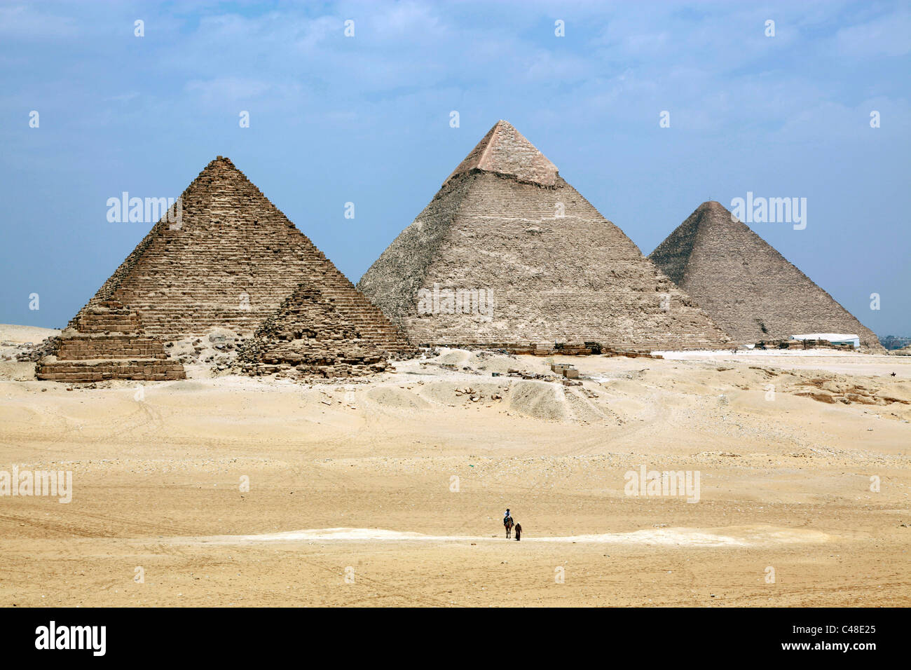 The pyramid of Menkaure (Mycerinus), Khafre (Chephren) and Great ...
