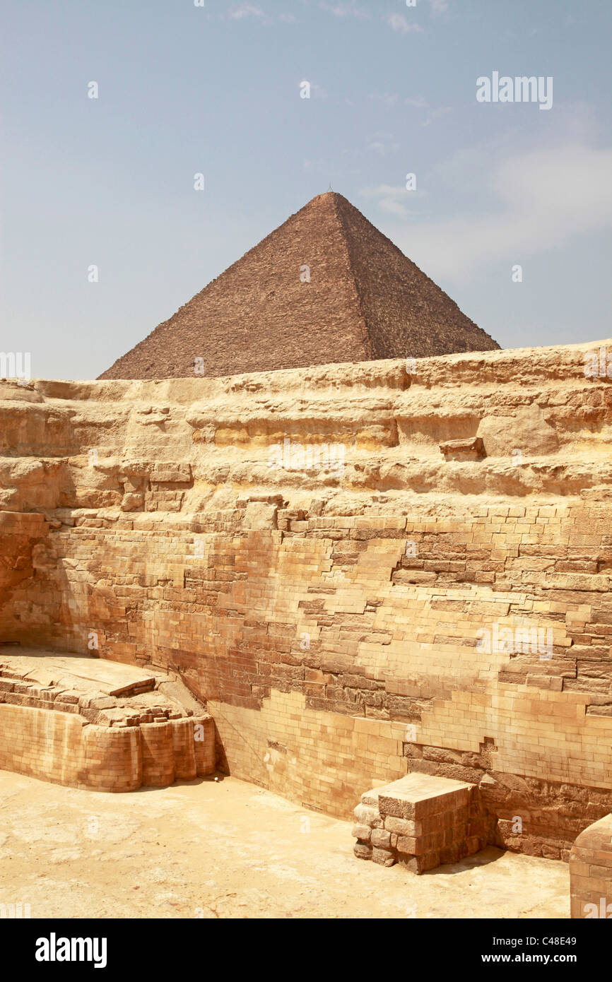 The Great Pyramid of Khufu (Cheops) and the Sphinx at at the Pyramids ...