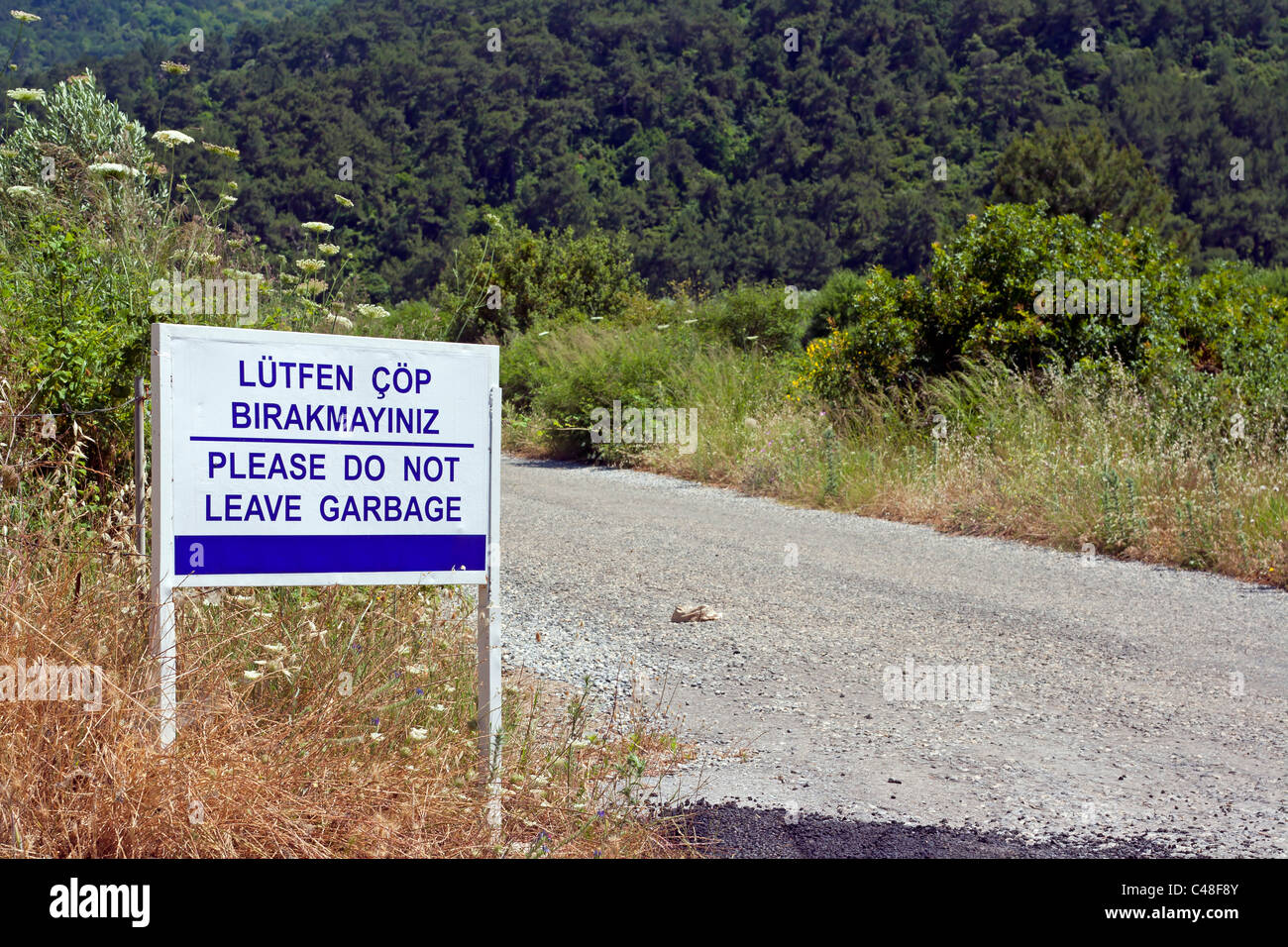 Do not leave garbage sign on entrance to countryside Stock Photo - Alamy