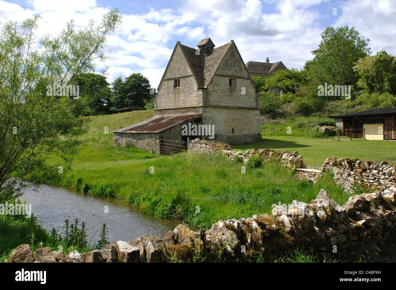River windrush villages hi-res stock photography and images - Alamy