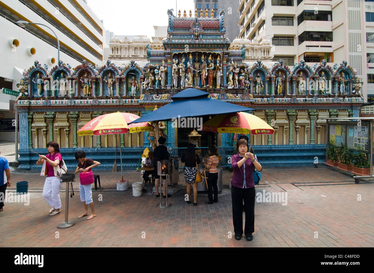 Singaporeans pray by a local Hindu temple in Central Singapore Stock ...
