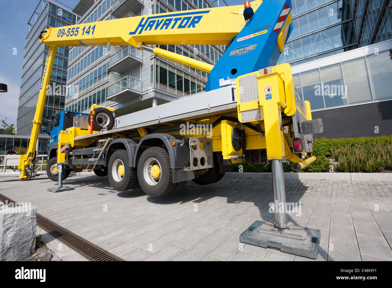 elevator platform lorry raised on four support stands Stock Photo - Alamy