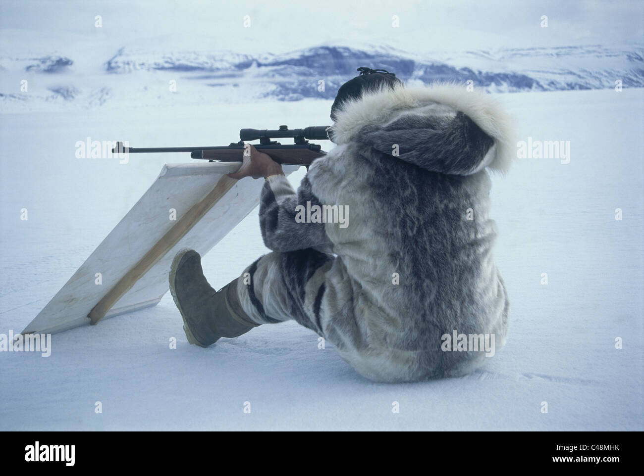 Eskimo hunting hi-res stock photography and images - Alamy