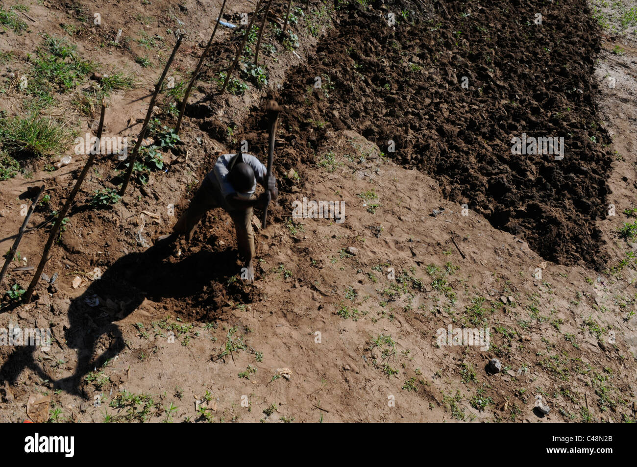 Hoeing africa hi-res stock photography and images - Alamy