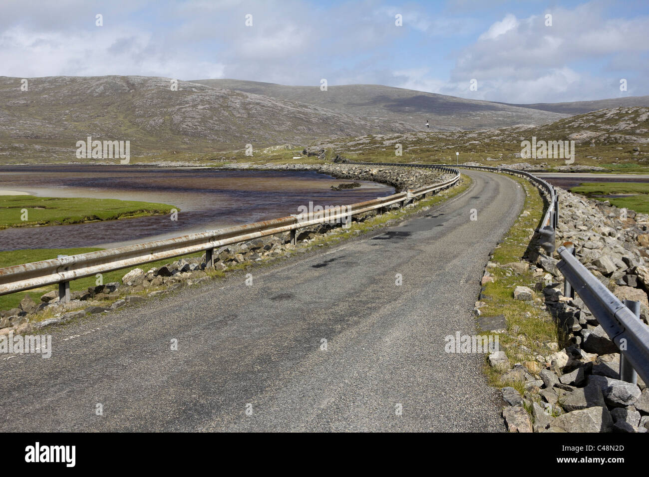 causeway isle of harris scotland Stock Photo - Alamy
