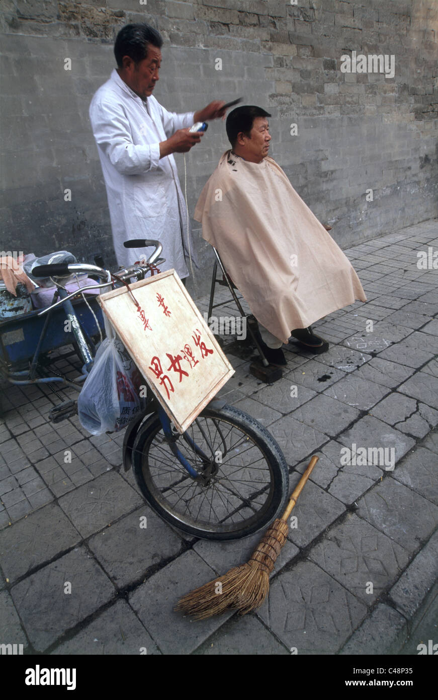 China chinese barber hi-res stock photography and images - Alamy