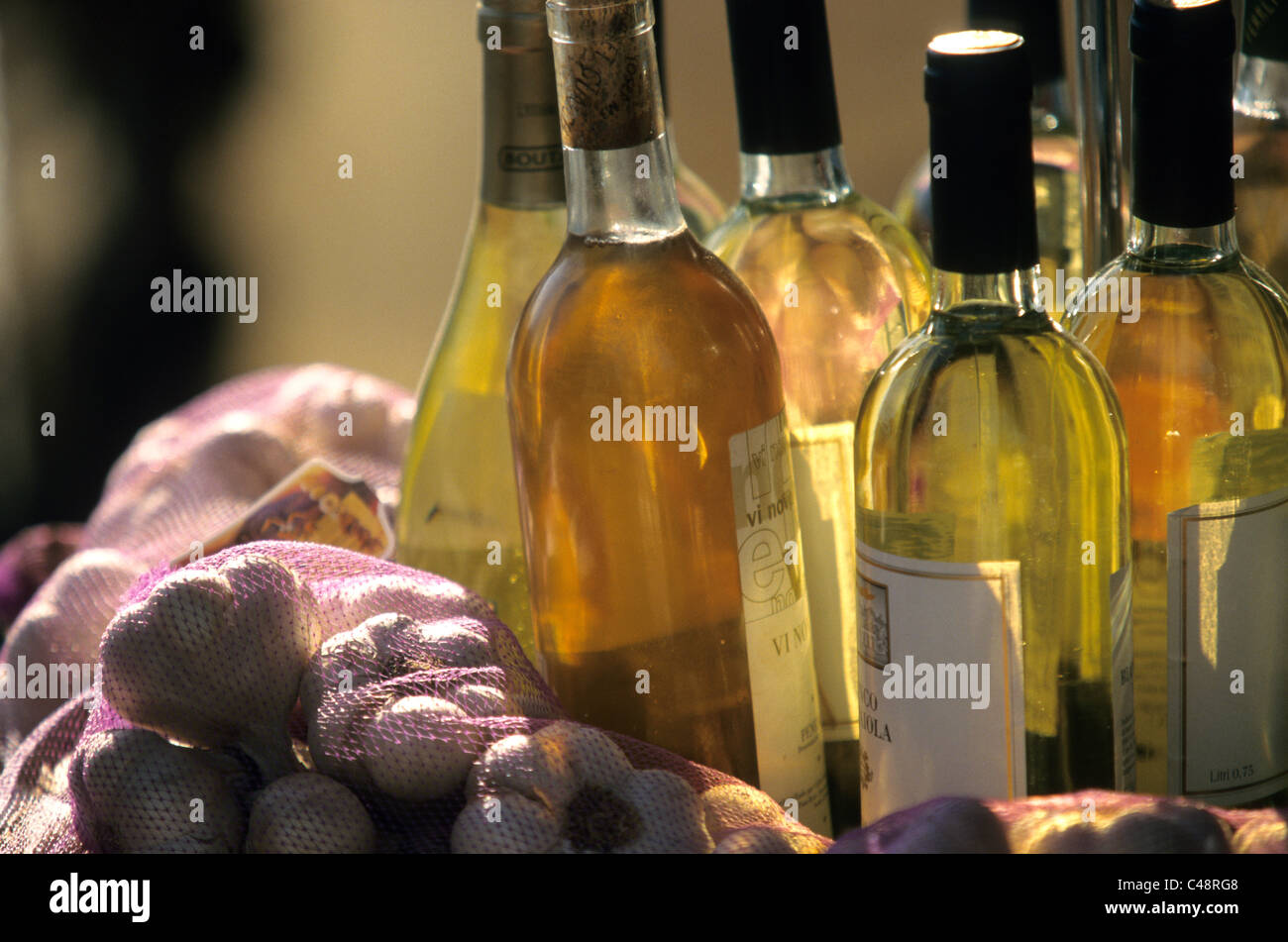 Garlic & Bottle of Wine Stock Photo - Alamy