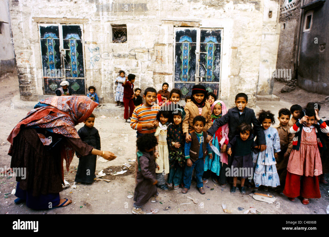 Yemen women traditional dress hi-res stock photography and images - Alamy