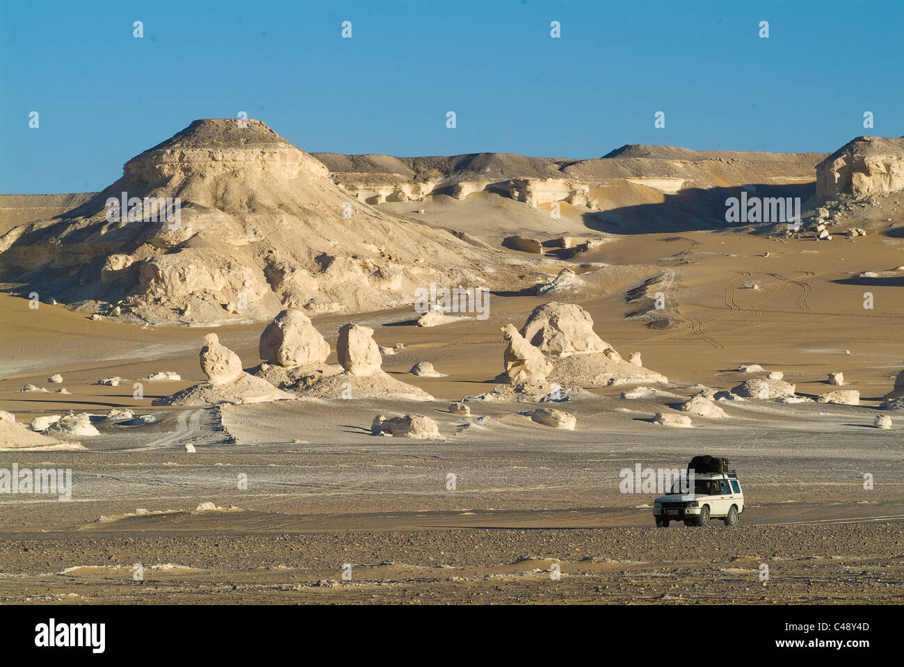 Driving through Egypt's western desert Stock Photo - Alamy