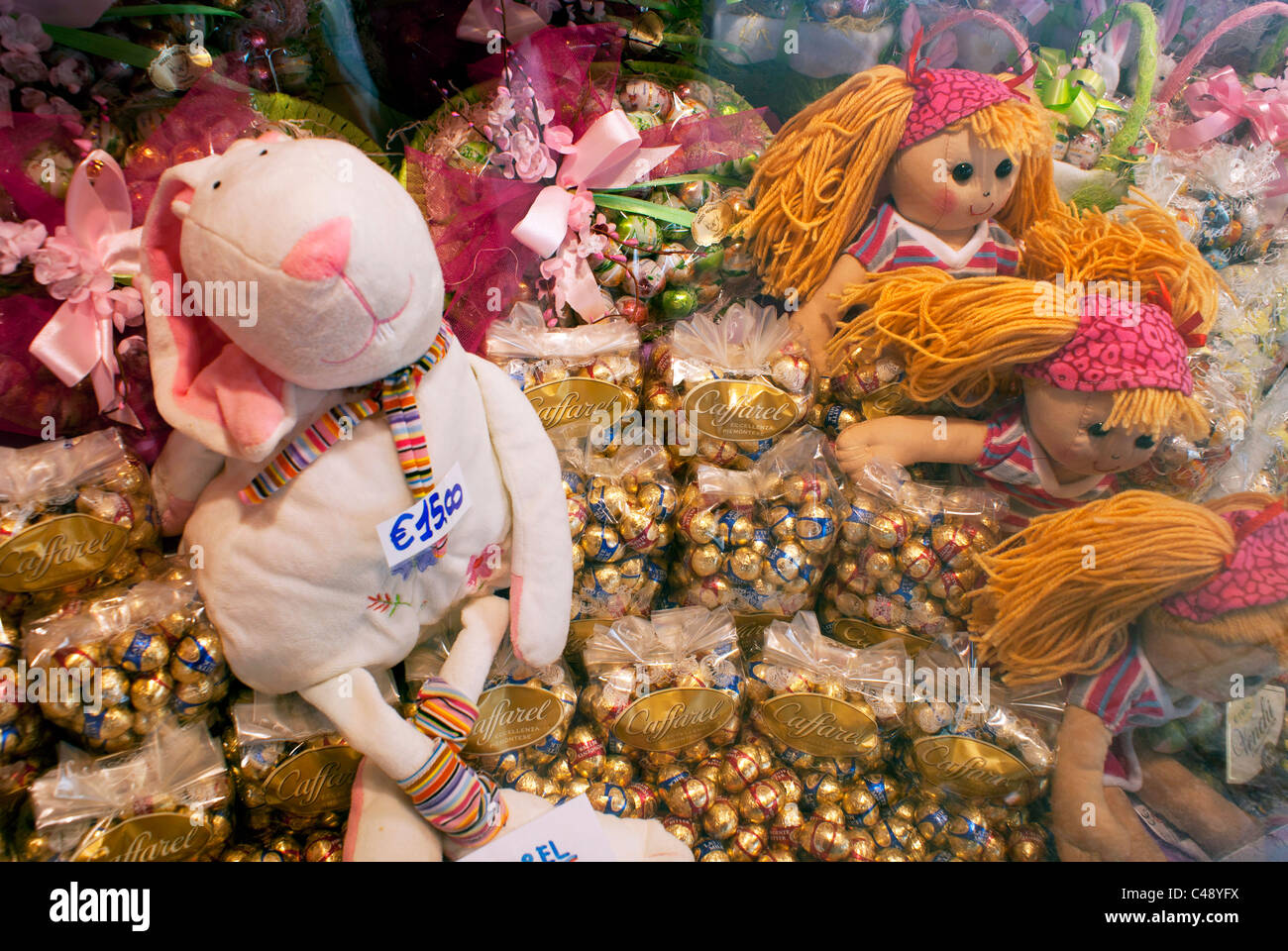 Easter eggs window display hi-res stock photography and images - Alamy