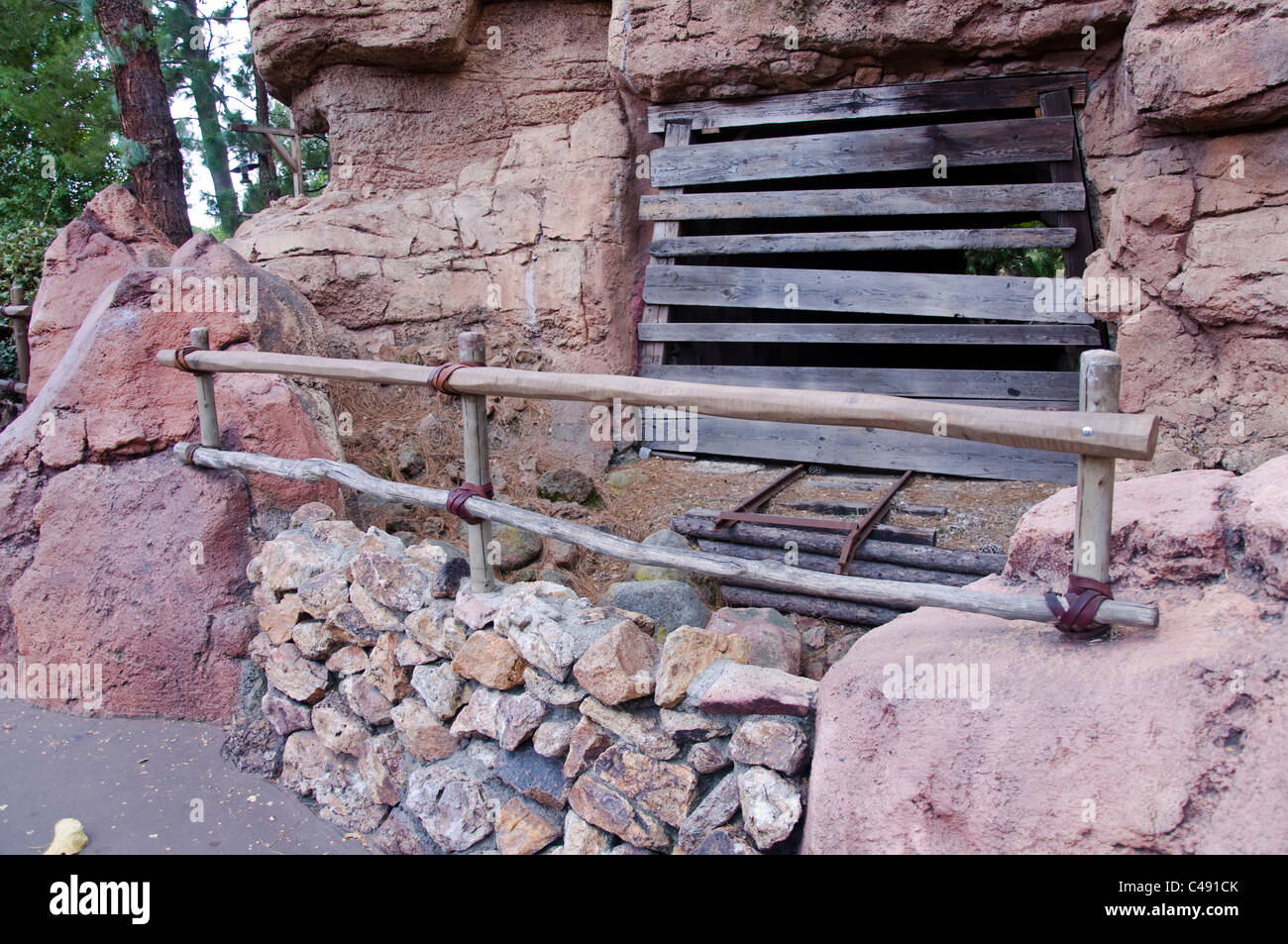 Abandoned mine hi-res stock photography and images - Alamy