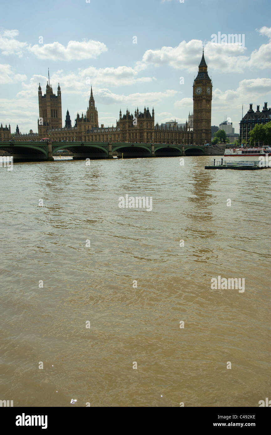 Veiw across the Thames of Westminster bridge and Houses of Parliament ...