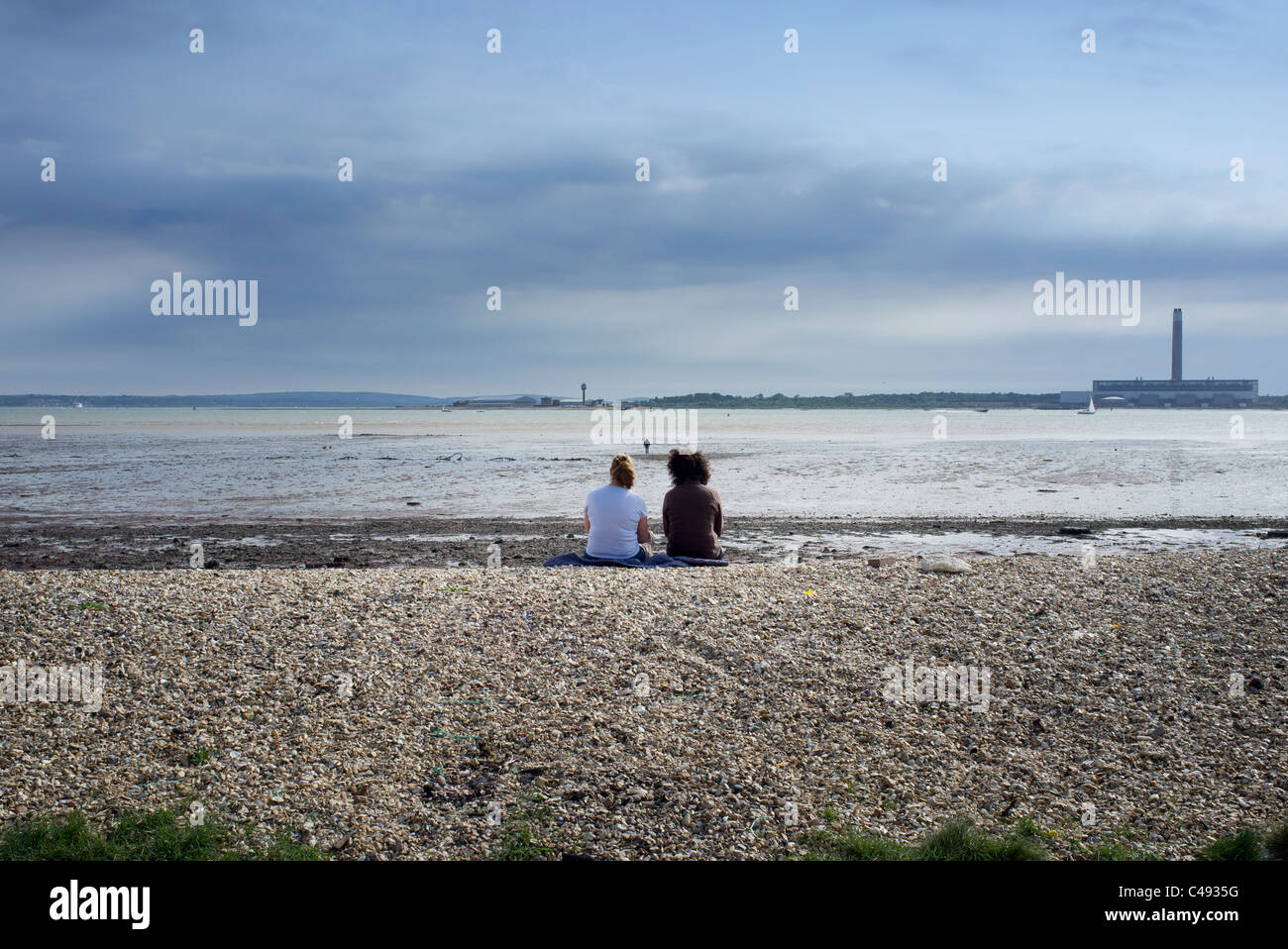 People sitting by the sea hi-res stock photography and images - Alamy