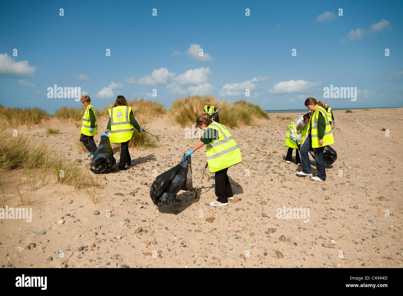 Litter on beach hi-res stock photography and images - Alamy