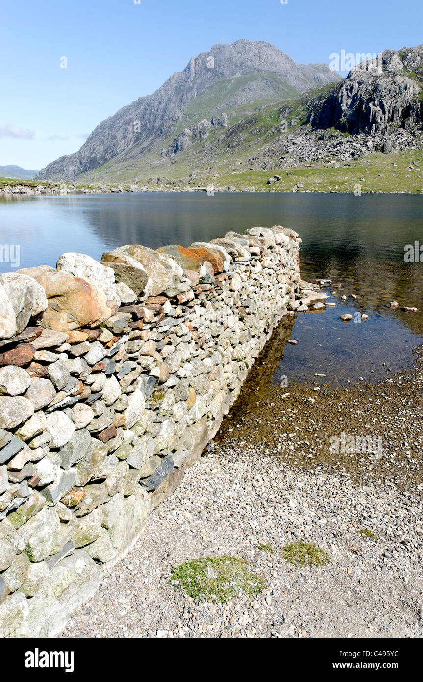 A scenic view across Llyn Idwal in the Snowdonia National Park Stock ...
