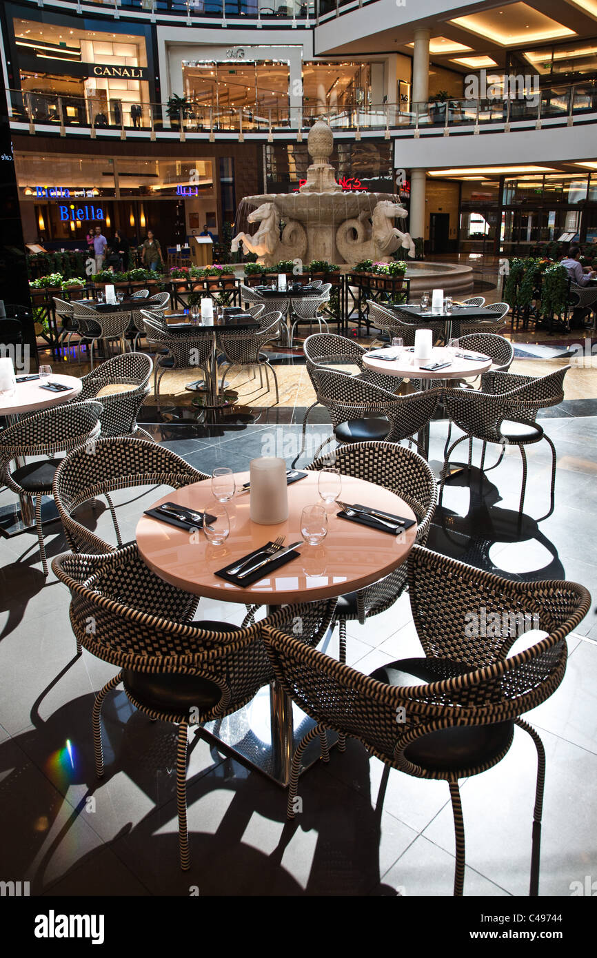 Shopping mall setting hi-res stock photography and images - Alamy