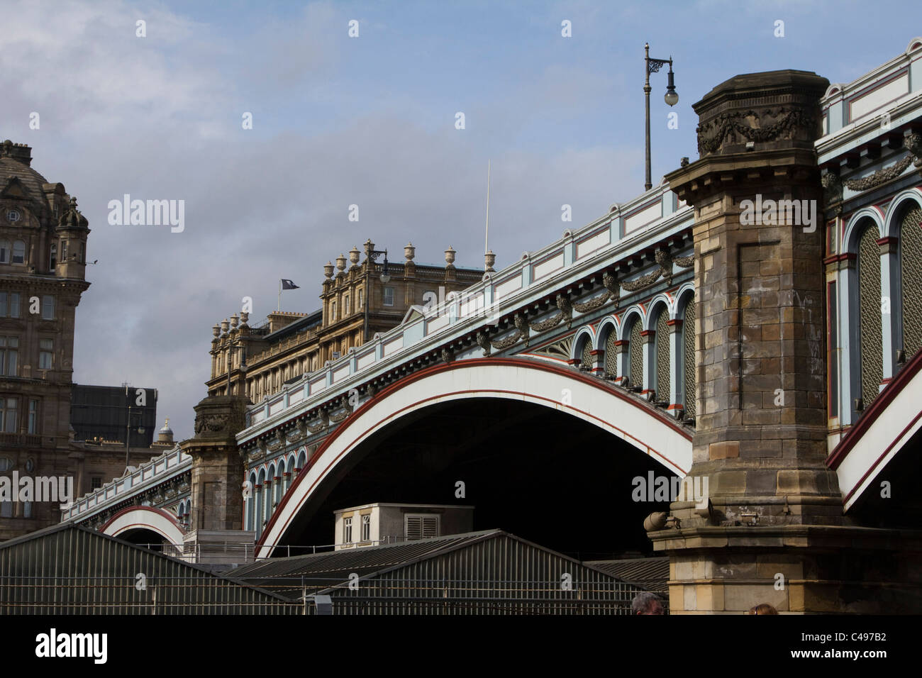 Waverley bridge edinburgh castle hi-res stock photography and images ...