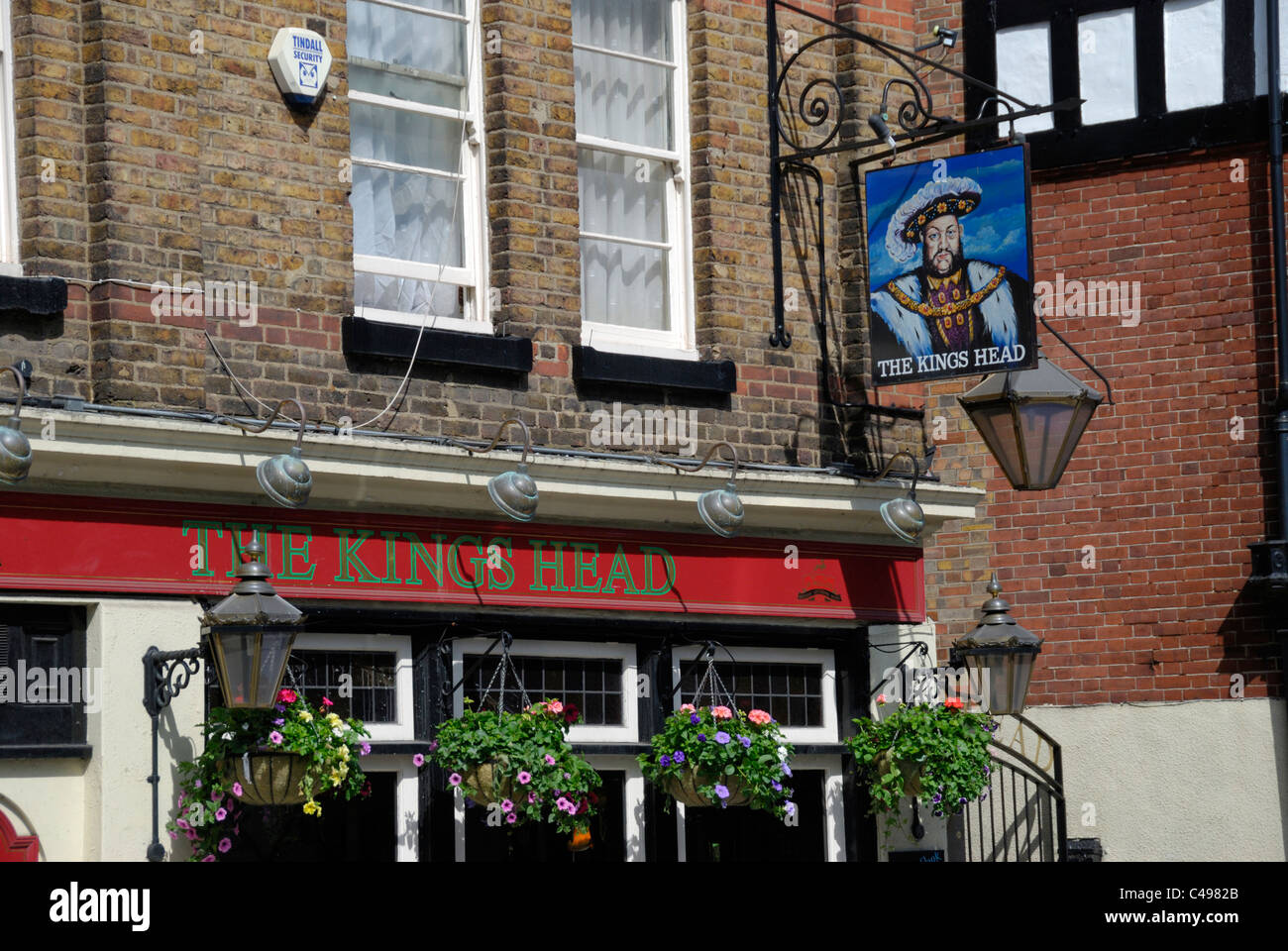 The Kings Head pub in High Barnet, London, England Stock Photo - Alamy