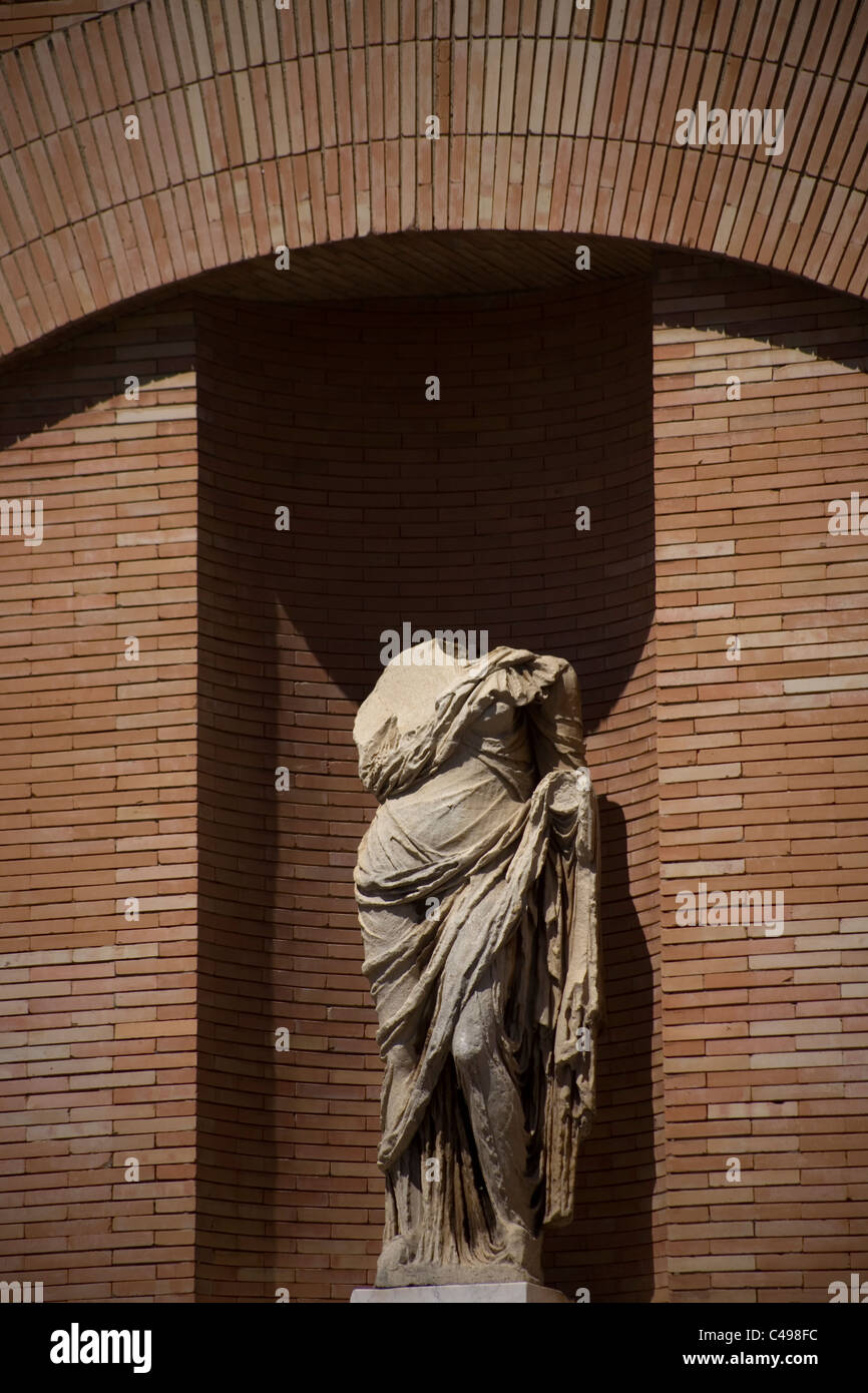Roman sculpture headless hi-res stock photography and images - Alamy