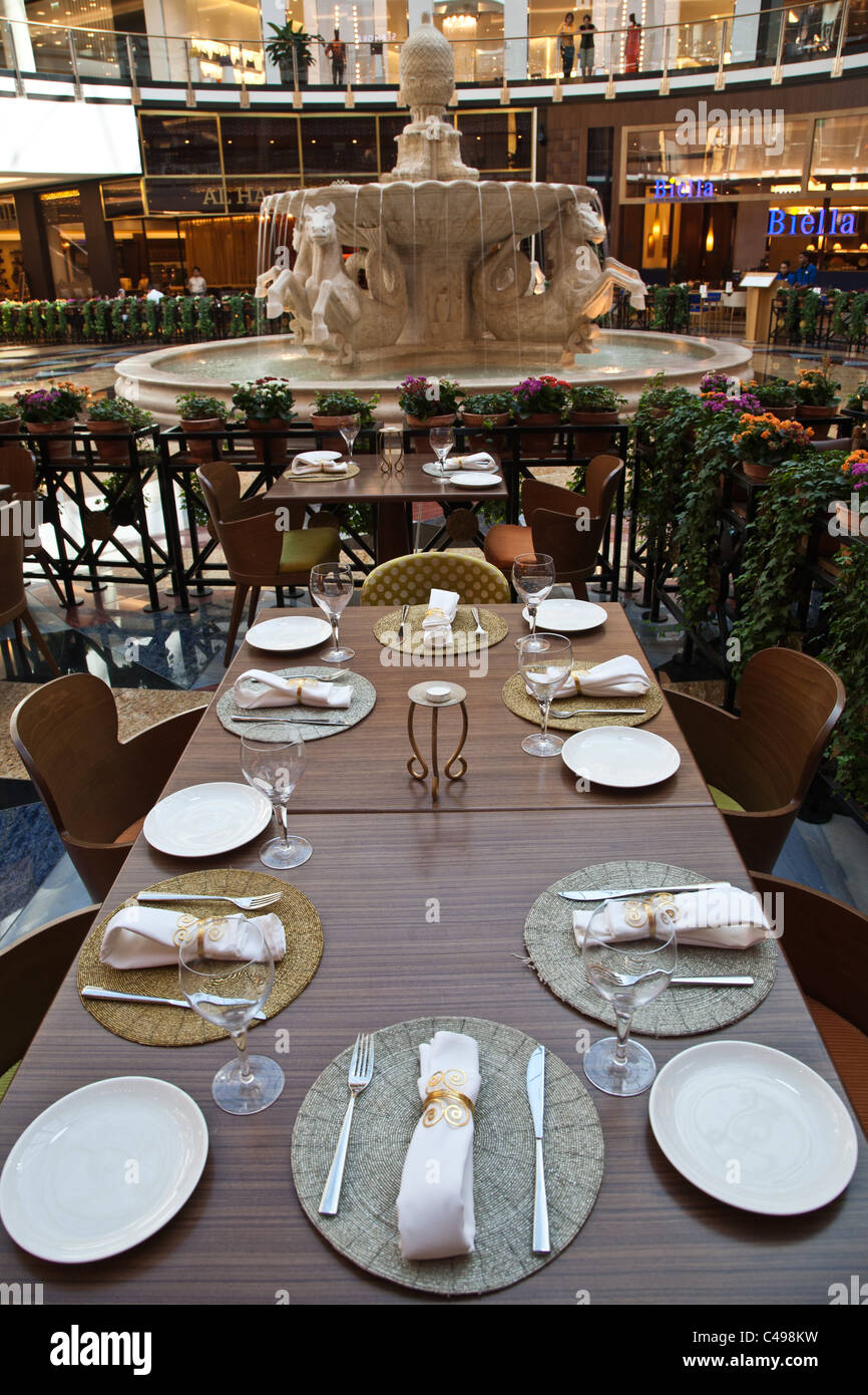 Shopping mall setting hi-res stock photography and images - Alamy