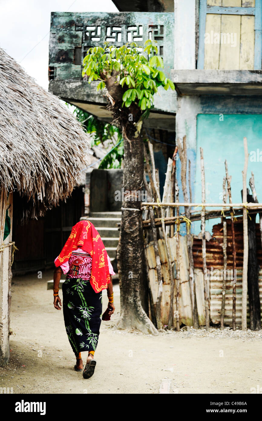 Indigenous kuna woman in traditional hi-res stock photography and ...