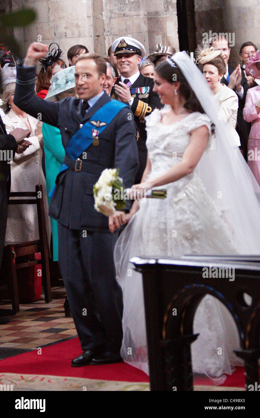 Lookalikes pretend to get married at a mock royal wedding ceremony ...