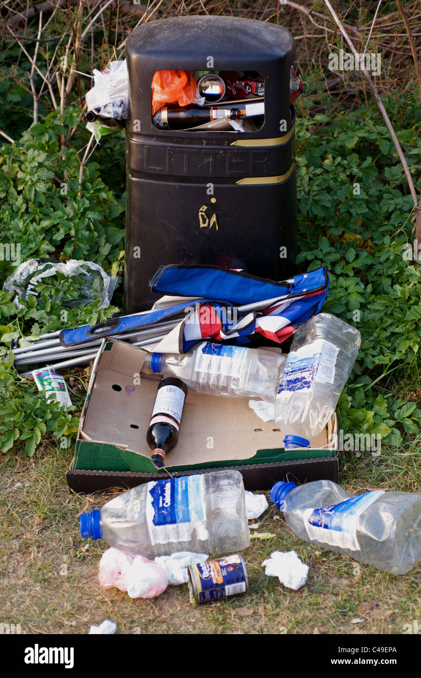 Overflowing garbage bin hi-res stock photography and images - Alamy