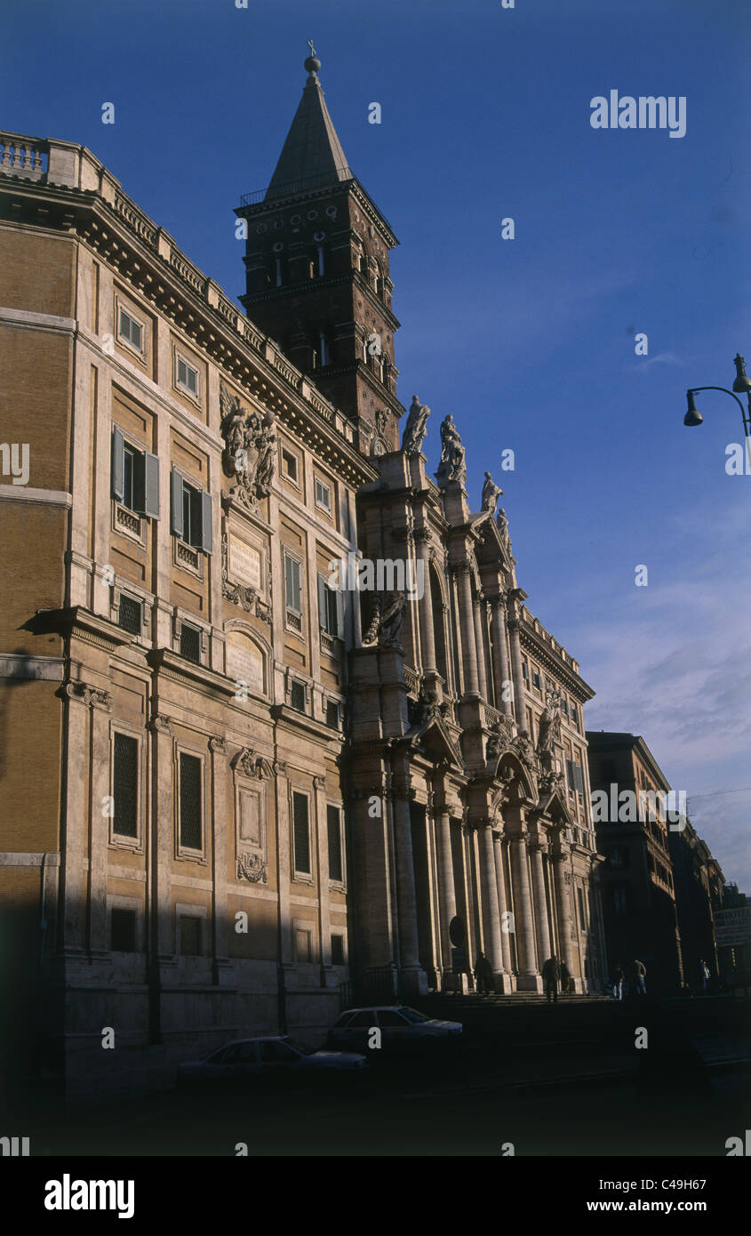 Residential building in rome hi-res stock photography and images - Alamy
