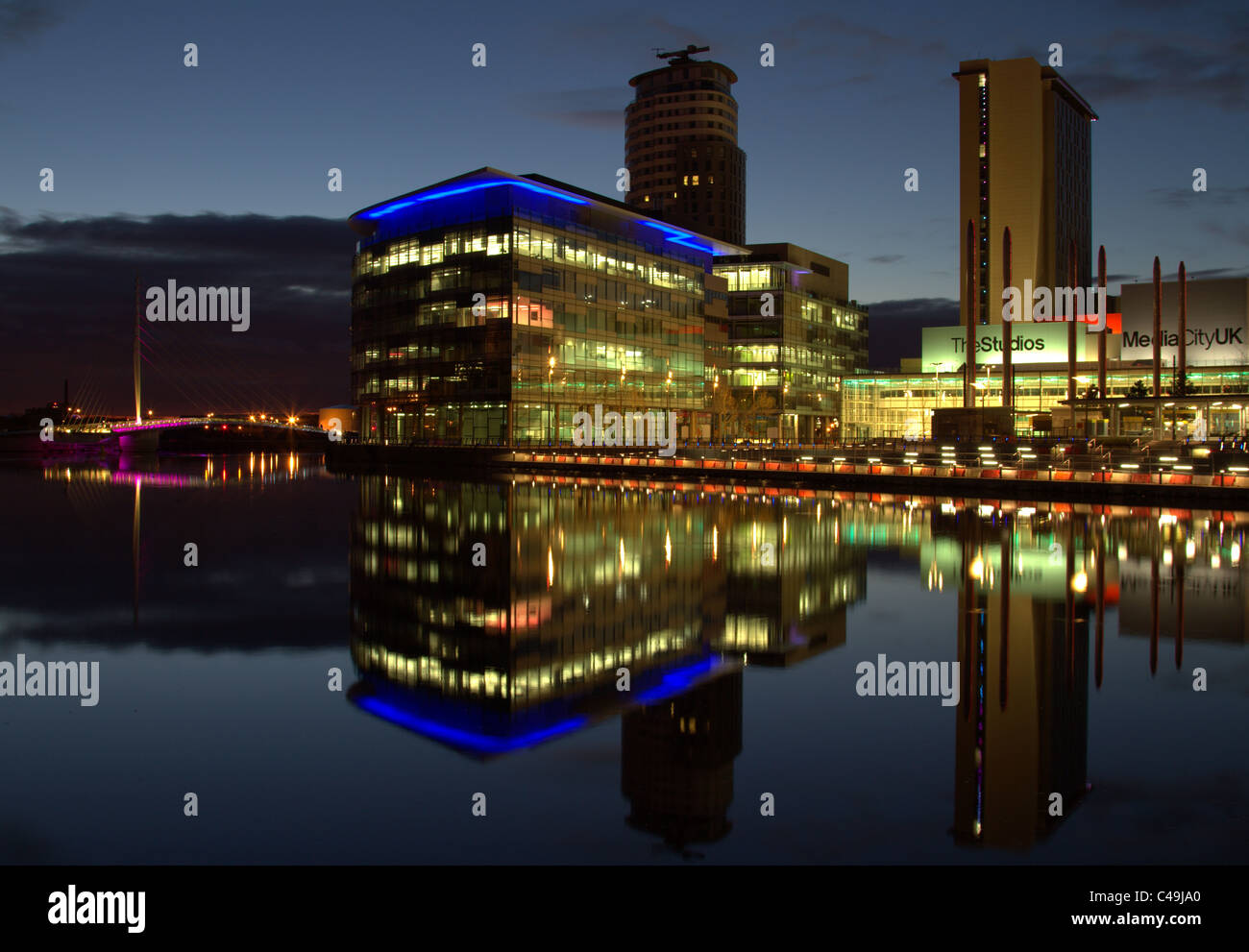 Manchester city centre skyline night hi-res stock photography and ...
