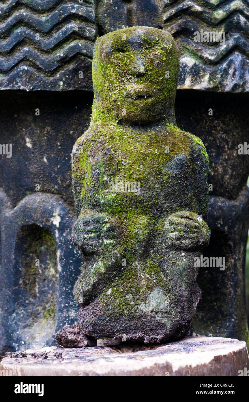 Stone sculpture, Craft shop waikabubak sumba indonesia Stock Photo - Alamy